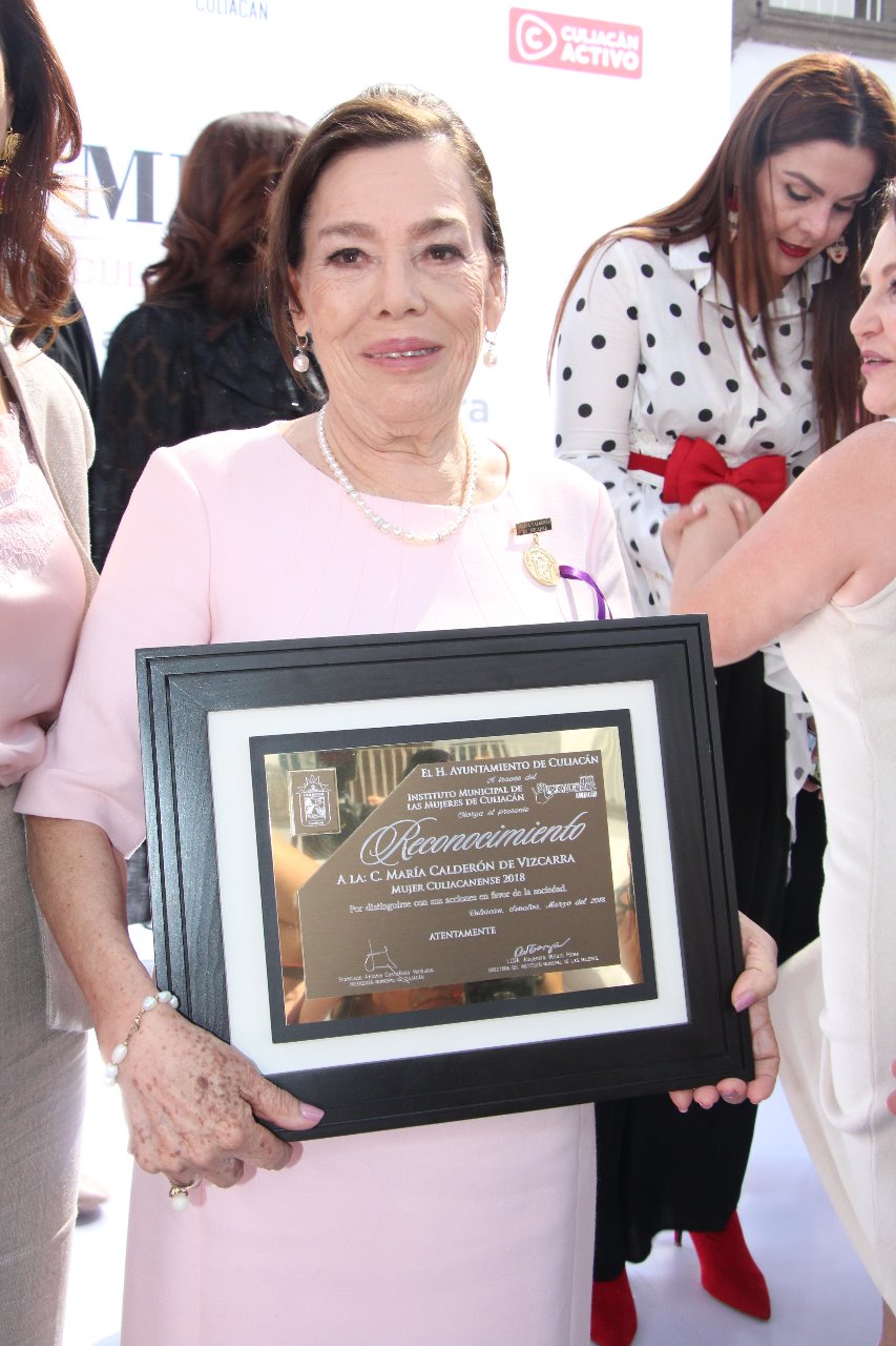 RECIBE MARÍA CALDERÓN DE VIZCARRA EL PREMIO “MUJER CULIACANENSE 2018 ...