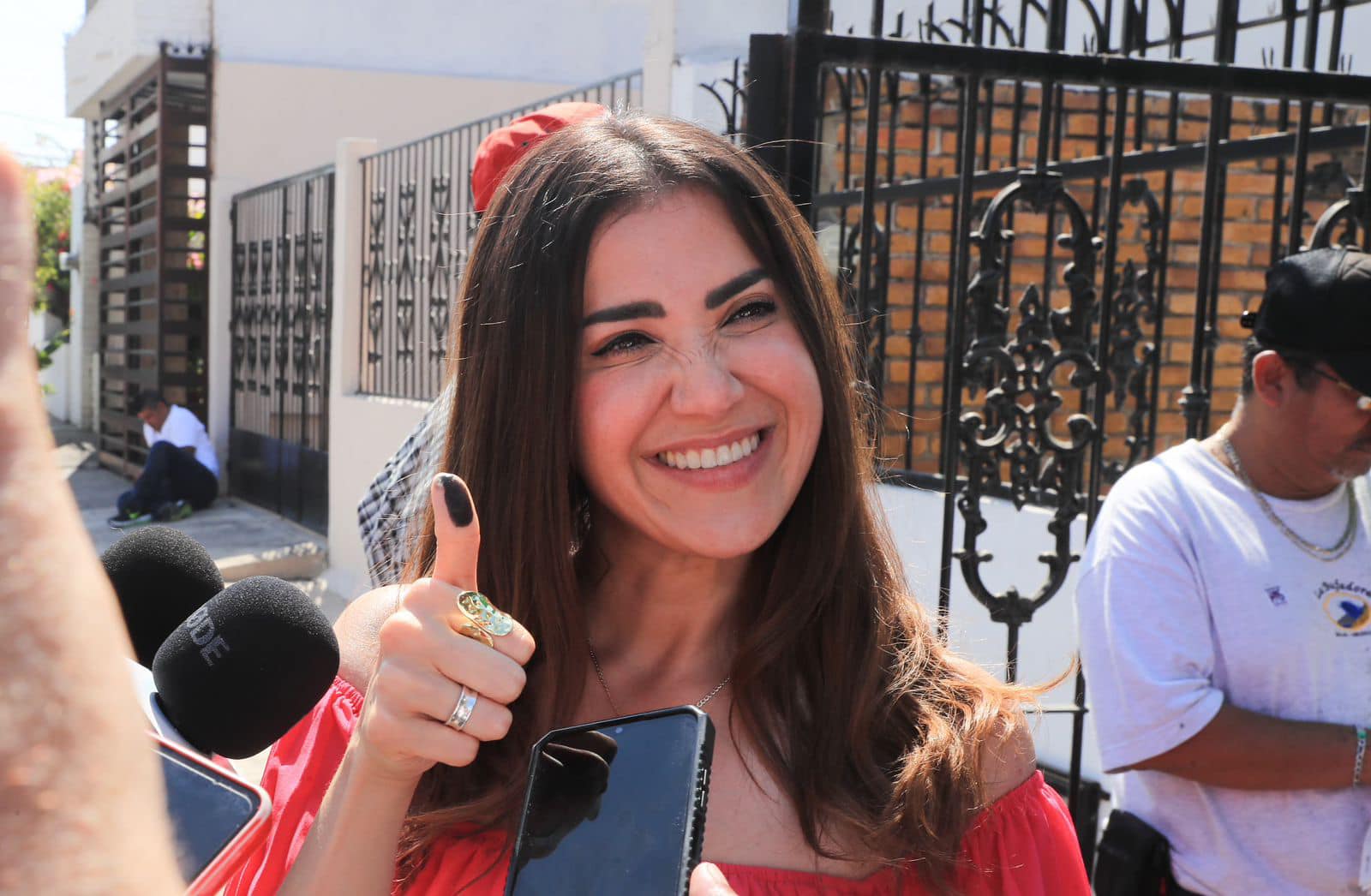 SIN DESPEINARSE PALOMA SÁNCHEZ SERÁ SENADORA A COSTILLAS DEL PUEBLO - Politica Con Tambora